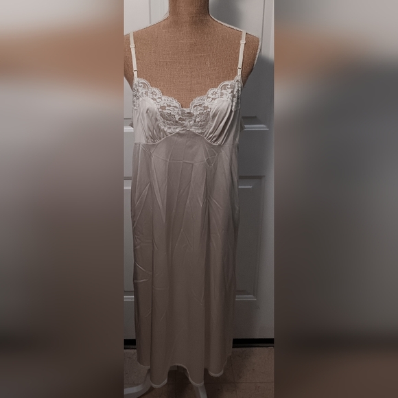 vassarette | Intimates & Sleepwear | Vassarette Cream Full Slip Size ...